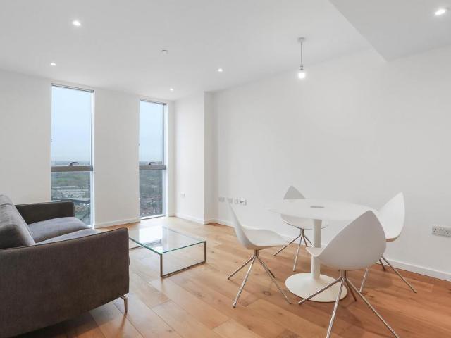Wood Lane, White City, London, W12 2 bed flat to rent £3,750 pcm £865 pw