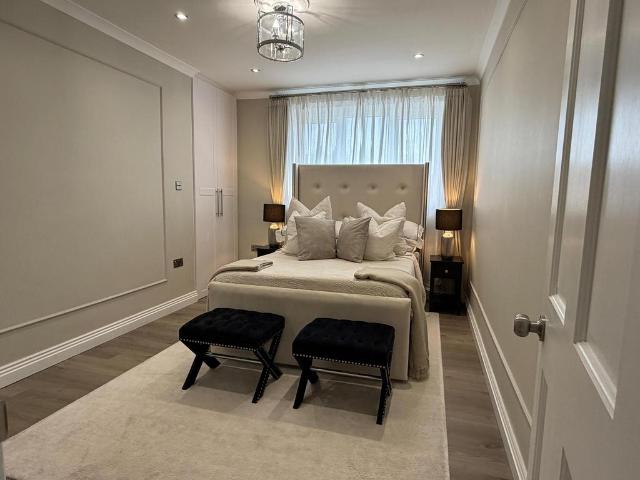 Wood Rise, Pinner HA5 2 bed flat to rent £2,100 pcm £485 pw