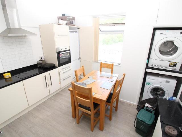 Wood Road, Pontypridd CF37 3 bed flat to rent £1,020 pcm £235 pw