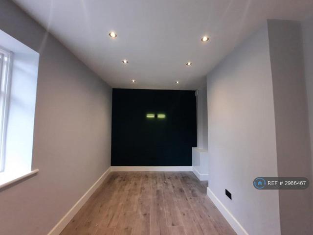 Wood St, London, E17 2 bed flat to rent £1,850 pcm £427 pw