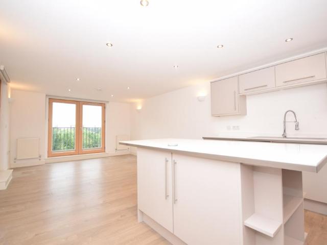 Wood Street, East Grinstead, RH19 2 bed penthouse to rent £1,800 pcm £415 pw