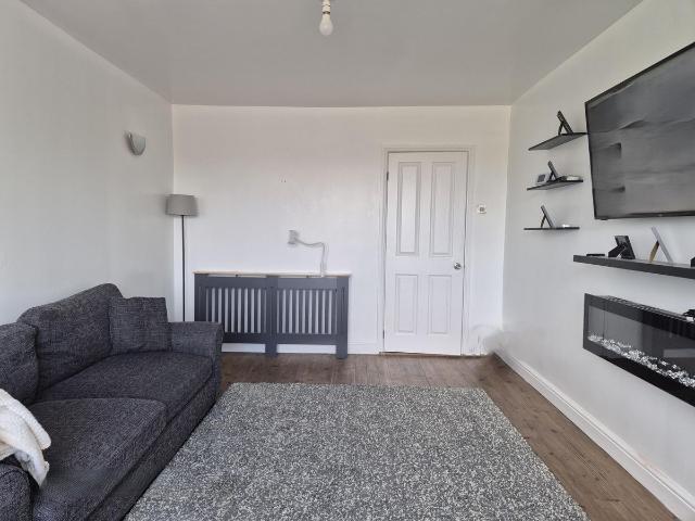 Wood Street, Lanesfield, Wolverhampton, West Midlands WV4, 2 bed flat to rent, £850 pcm | PrimeLocation