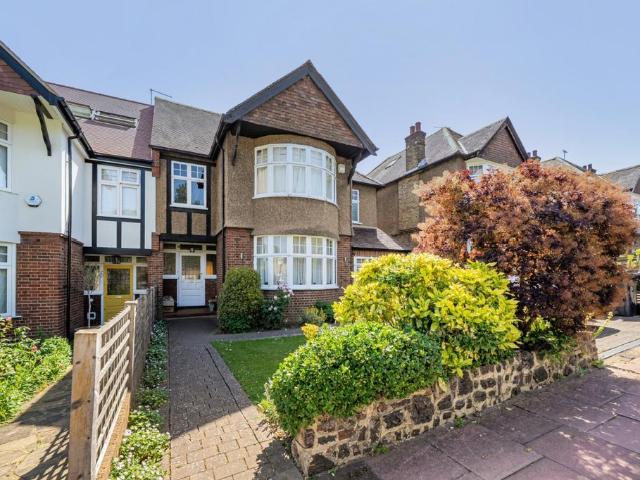 Wood Vale London N10 5 bed semi detached house to rent £6,995 pcm £1,614 pw