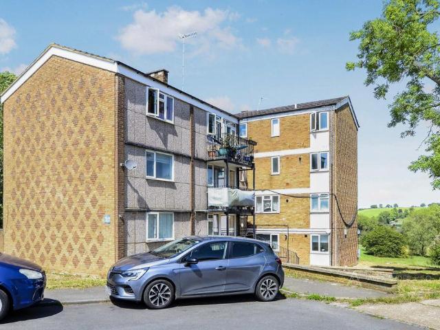 Wood View, Hemel Hempstead. 2 bed flat to rent £1,450 pcm £335 pw