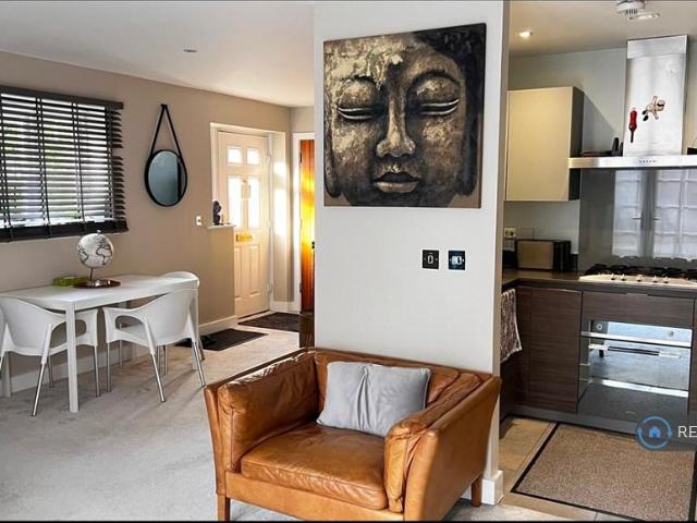 Woodcote Close, Bushey, WD23 2 bed bungalow to rent £2,100 pcm £485 pw