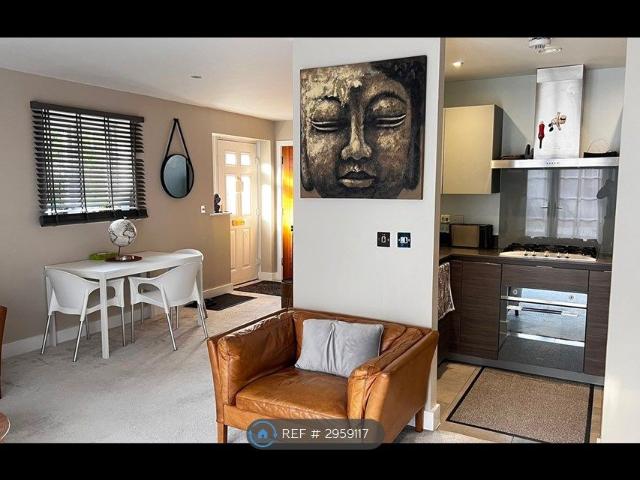 Woodcote Close, Bushey WD23, 2 bed bungalow to rent, £2,100 pcm | PrimeLocation