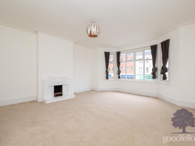 Woodcote Mews, Wallington SM6 4 bed maisonette to rent £2,600 pcm £600 pw