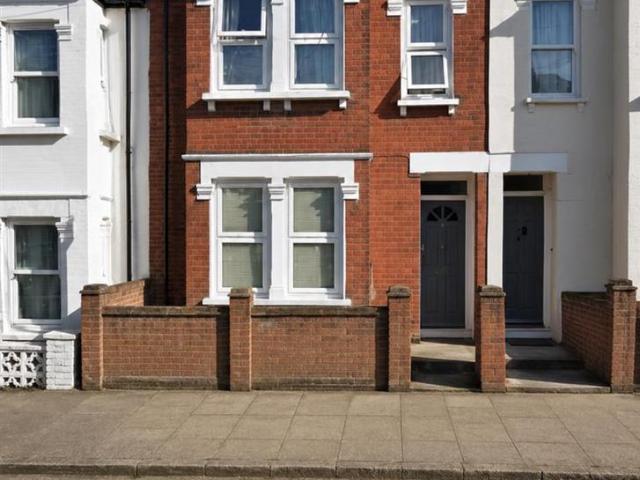 Woodcote Place, London Studio to rent £1,045 pcm £241 pw