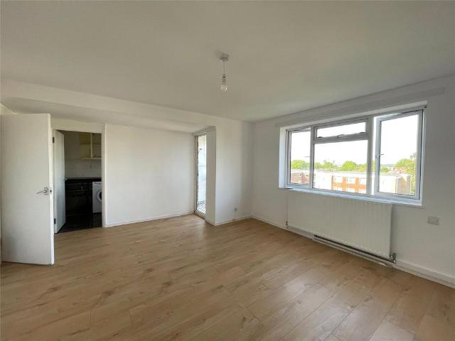 Woodcote Road, Wallington SM6 2 bed apartment to rent £1,600 pcm £369 pw