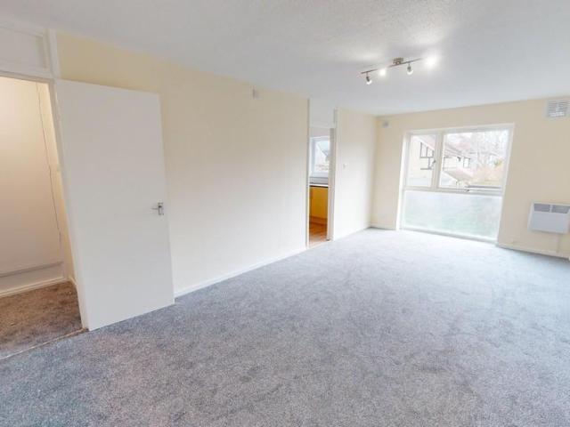 Woodcote Road, Wallington SM6 2 bed apartment to rent £1,650 pcm £381 pw