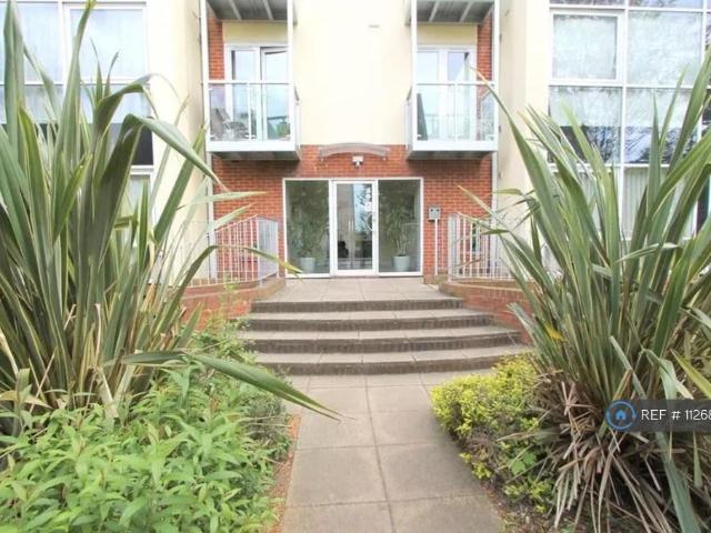 Woodcote Road, Wallington, SM6 2 bed flat to rent £1,700 pcm £392 pw
