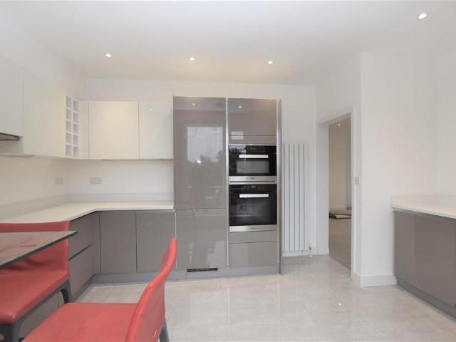 Woodcote Road 2 bed flat to rent £1,525 pcm £352 pw