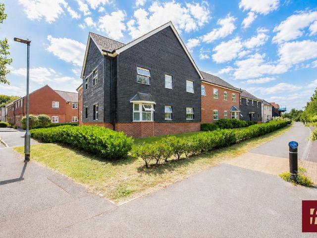 Woodcock Chase, Bracknell RG12, 2 bed flat to rent, £1,500 pcm | PrimeLocation