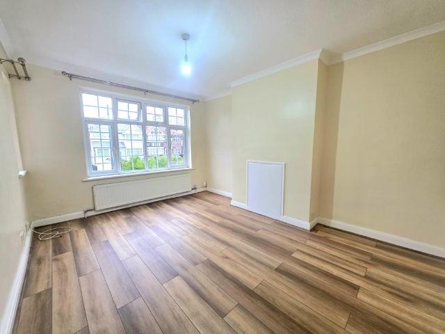 Woodcock Hill, Harrow 2 bed apartment to rent £1,750 pcm £404 pw