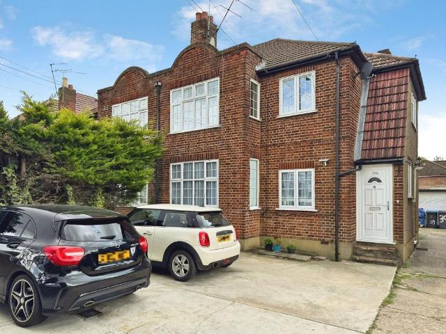 Woodcock Hill, Harrow, HA3 2 bed flat to rent £1,750 pcm £404 pw