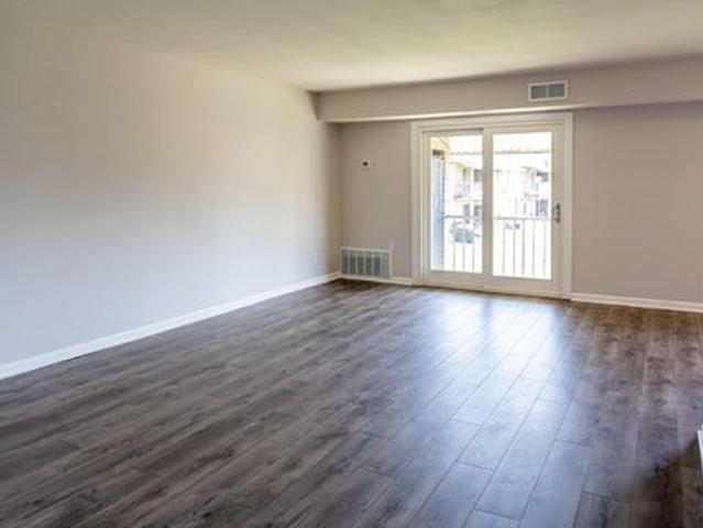 Woodcrest Village 2 Bed / 1 Bath