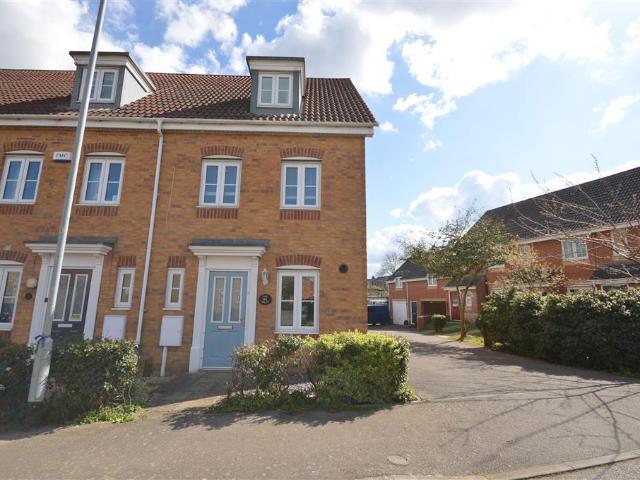 Woodcroft Way, KETTERING, NN15 3 bed property to rent £1,175 pcm £271 pw