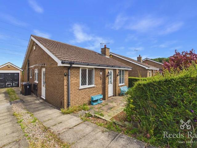Woodcross Garth, Leeds LS27 4 bed bungalow to rent £1,495 pcm £345 pw