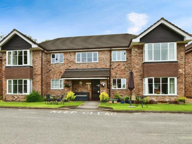 Woodacres Court, Wilmslow SK9, 2 bed flat to rent, £1,200 pcm | PrimeLocation