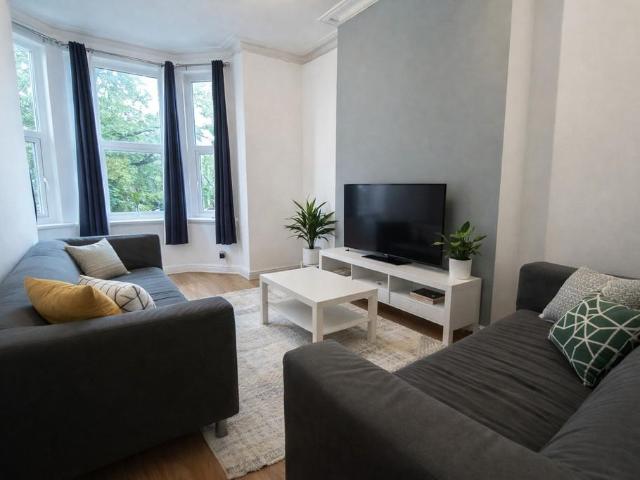 Woodborough Road Nottingham NG3 4 bed flat to rent £1,560 pcm £360 pw