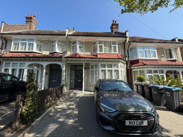 Woodberry Avenue, Winchmore Hill N21, 3 bed flat to rent, £2,596 pcm | PrimeLocation