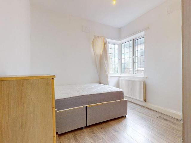 Woodberry Grove, Finsbury Park, London N4, Room to rent, £850 pcm | PrimeLocation