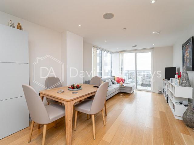 Woodberry Grove, Manor House, London 2 bed apartment to rent £2,700 pcm £623 pw