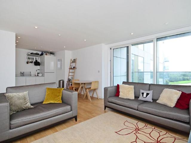Woodberry Grove, Stoke Newington. 2 bed flat to rent £2,750 pcm £635 pw
