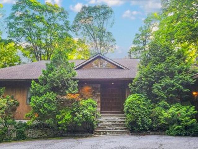 Woodbine Rd, Stamford, Home For Sale