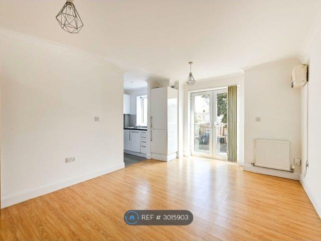 Woodbury Close, Croydon CR0, 2 bed flat to rent, £1,800 pcm | PrimeLocation
