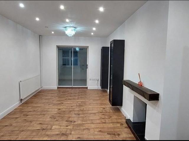 Woodgate, Watford, WD25 3 bed terraced house to rent £2,050 pcm £473 pw