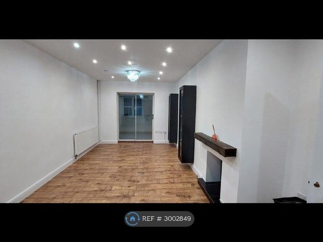 Woodgate, Watford WD25, 3 bed terraced house to rent, £2,050 pcm | PrimeLocation