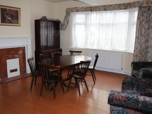 Woodgrange Mansions, Woodgrange. 2 bed flat to rent £1,650 pcm £381 pw