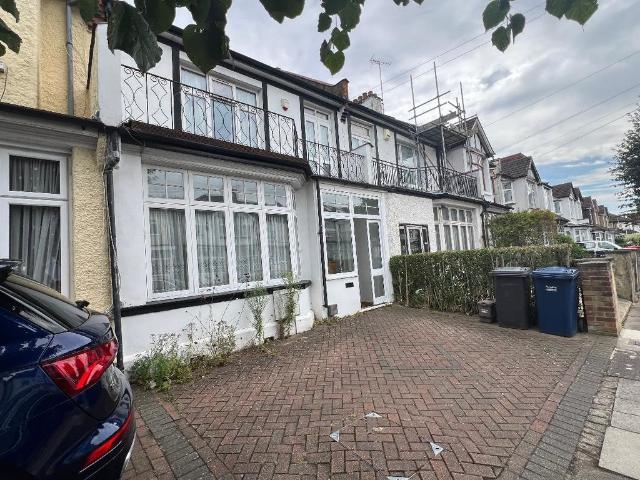 Woodgrange Avenue, London N12, Room to rent, £900 pcm | PrimeLocation