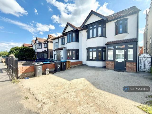 Woodford Avenue, Ilford, IG2 2 bed flat to rent £2,300 pcm £531 pw