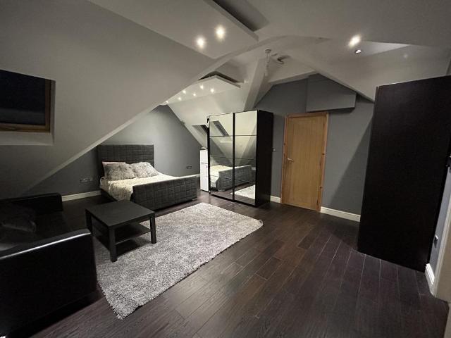 Woodford Avenue, ILFORD IG2 Studio to rent £1,299 pcm £300 pw