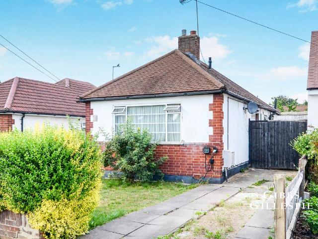 Woodford Crescent, Pinner HA5, 3 bed bungalow to rent, £2,100 pcm | PrimeLocation
