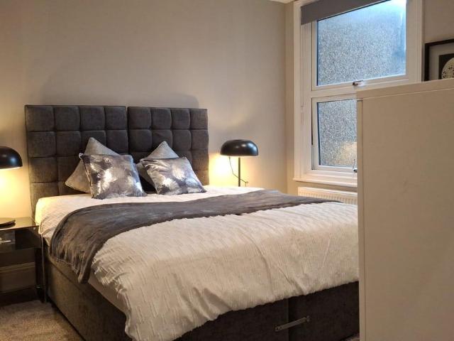 Woodford Rd, Watford WD17, Room to rent, £900 pcm | PrimeLocation