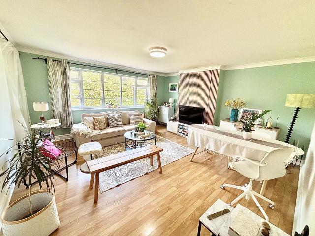 Woodford Road, London E18, 3 bed flat to rent, £2,250 pcm | PrimeLocation