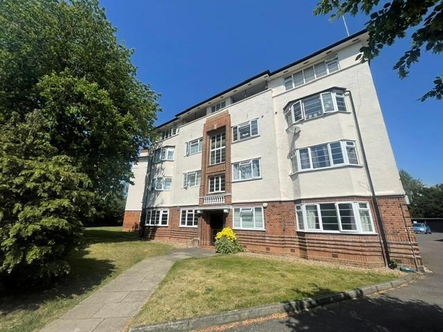 Woodford Road, London, E18 2 bed flat to rent £2,000 pcm £462 pw