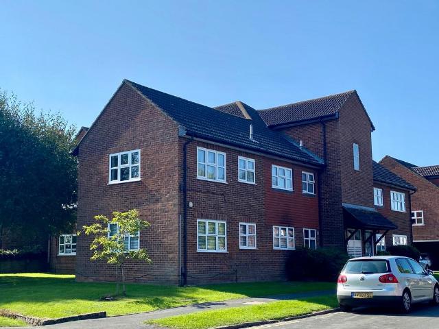 Woodfield Close, Ashtead, KT21 1 bed flat to rent £1,295 pcm £299 pw