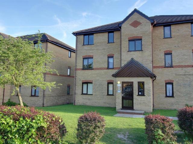 Woodfield Close, Enfield 2 bed apartment to rent £1,650 pcm £381 pw