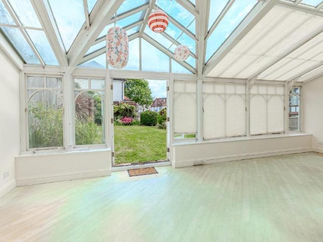 Woodfield Avenue, London SW16 5 bed semi detached house to rent £4,000 pcm £923 pw