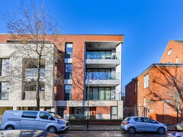 Woodfield Road, Westbourne Park. 3 bed flat to rent £4,000 pcm £923 pw