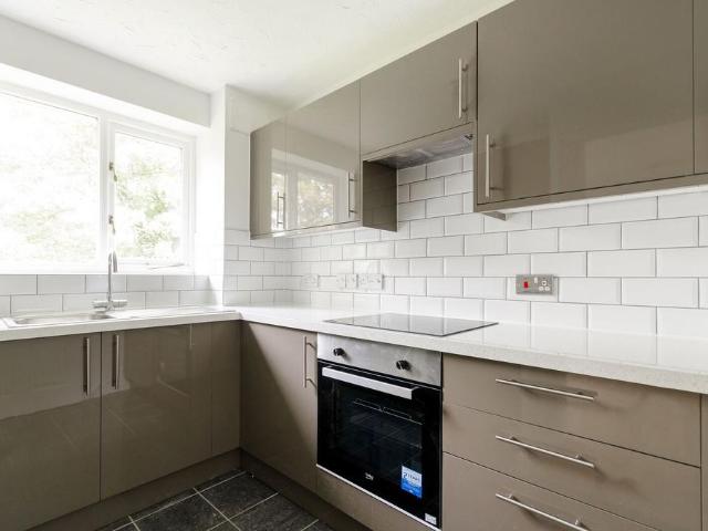 Woodfield Road, Hinchley Wood, Thames. 2 bed flat to rent £1,675 pcm £387 pw