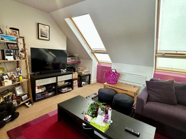 Woodfield Road, Leigh on Sea SS9 2 bed flat to rent £1,670 pcm £385 pw