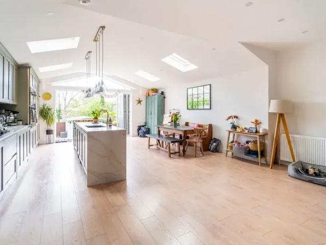 Woodfield Way, London, N11