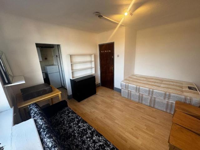 Woodhouse Road, London N12, Studio to rent, £1,200 pcm | PrimeLocation