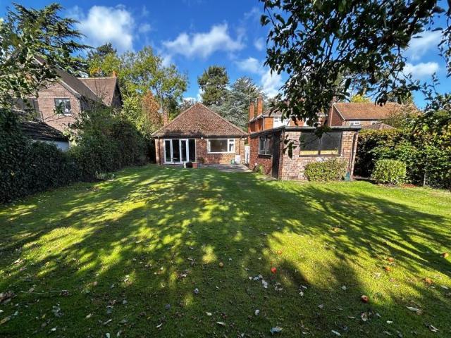 Woodham Lane, Addlestone KT15 4 bed detached bungalow to rent £2,400 pcm £554 pw