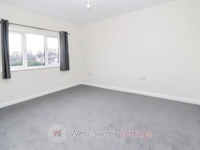 Woodham Lane, New Haw, KT15 3NR 2 bed flat to rent £1,450 pcm £335 pw